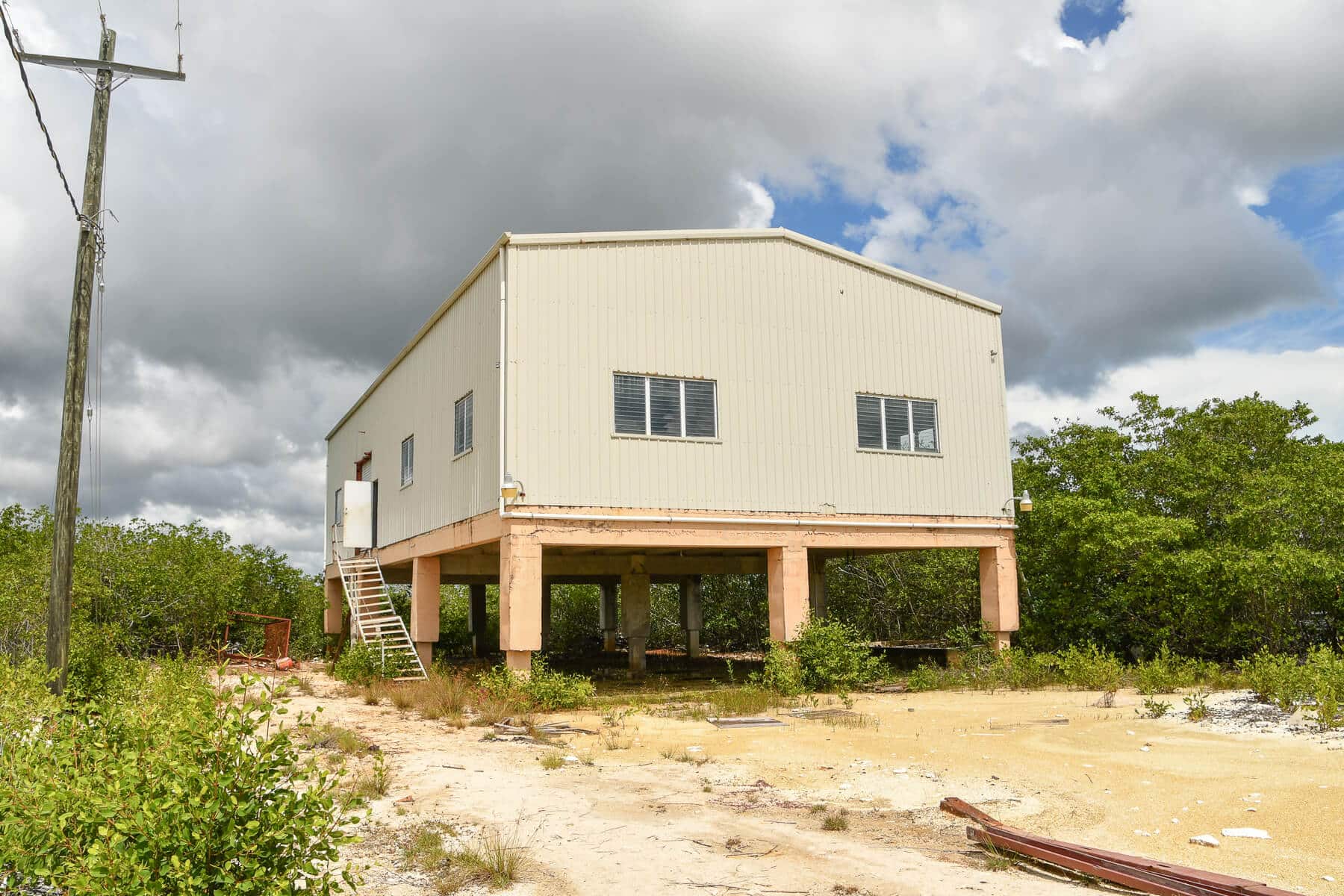 6,400 sq ft Industrial Warehouse Complex on 5 Acres; Frontage on ...